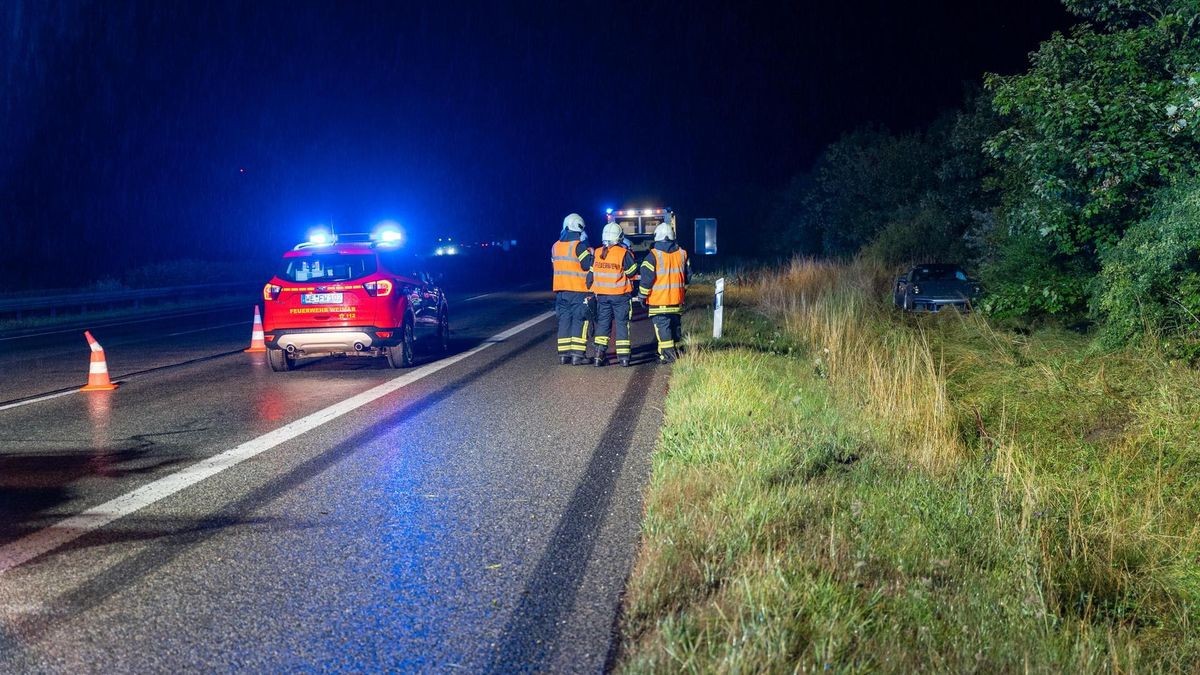 Starkregen-Unfall bei Weimar: Seltener Porsche schleudert in Graben
