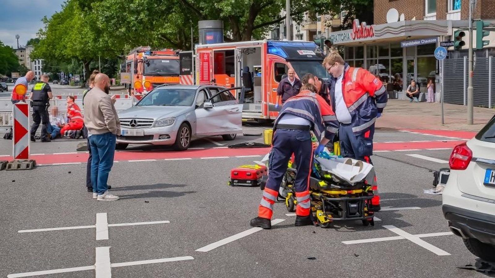Feuerwehr Hamburg: Unfall auf Kreuzung in Eilbek – zwei Verletzte im Krankenhaus
