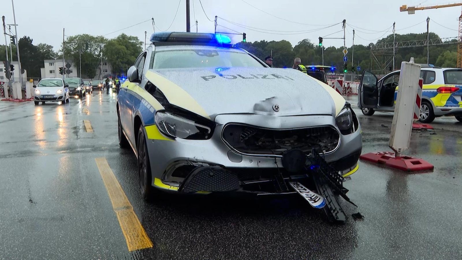 Polizei Hamburg: Streifenwagen kollidiert nahe A7 mit Opel – Insassen im Krankenhaus