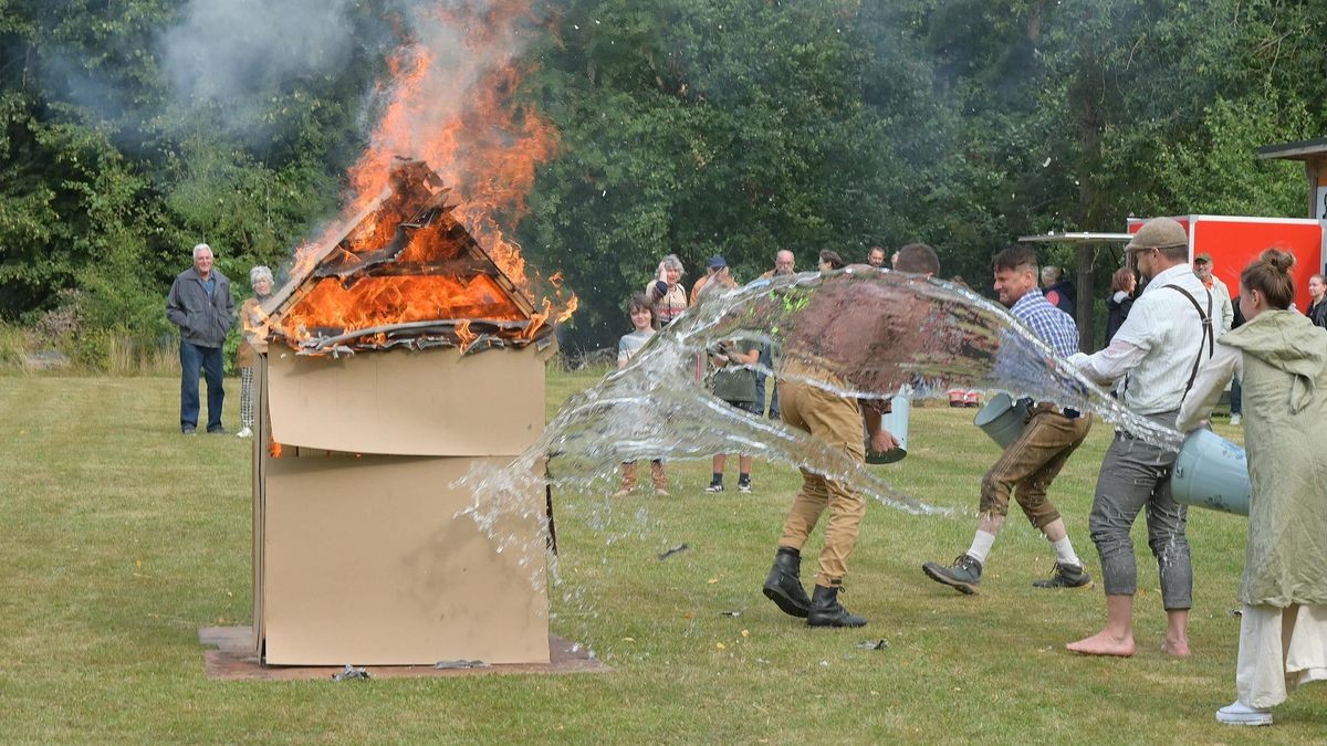 Ein Dorffest der besonderen Art in einem Dutzend Bildern