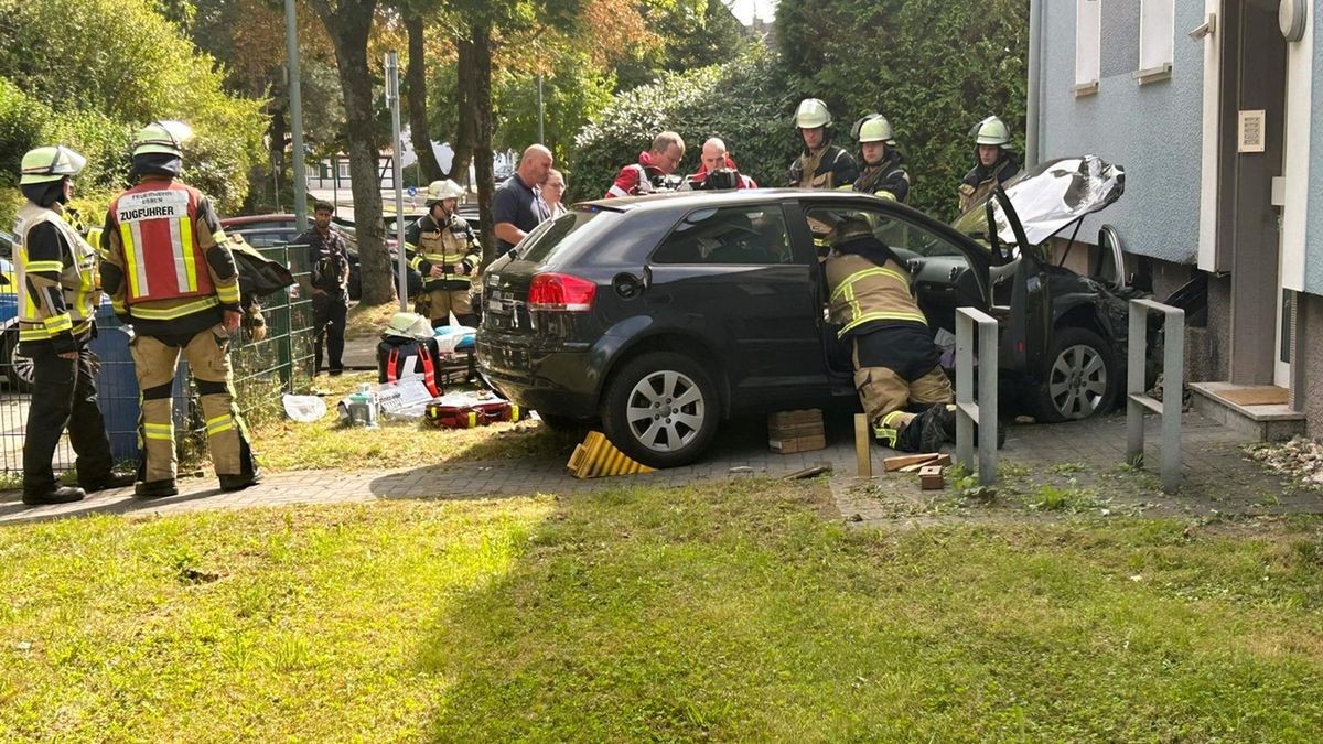 Auto prallt gegen Hauswand: Fahrerin im Auto eingeschlossen