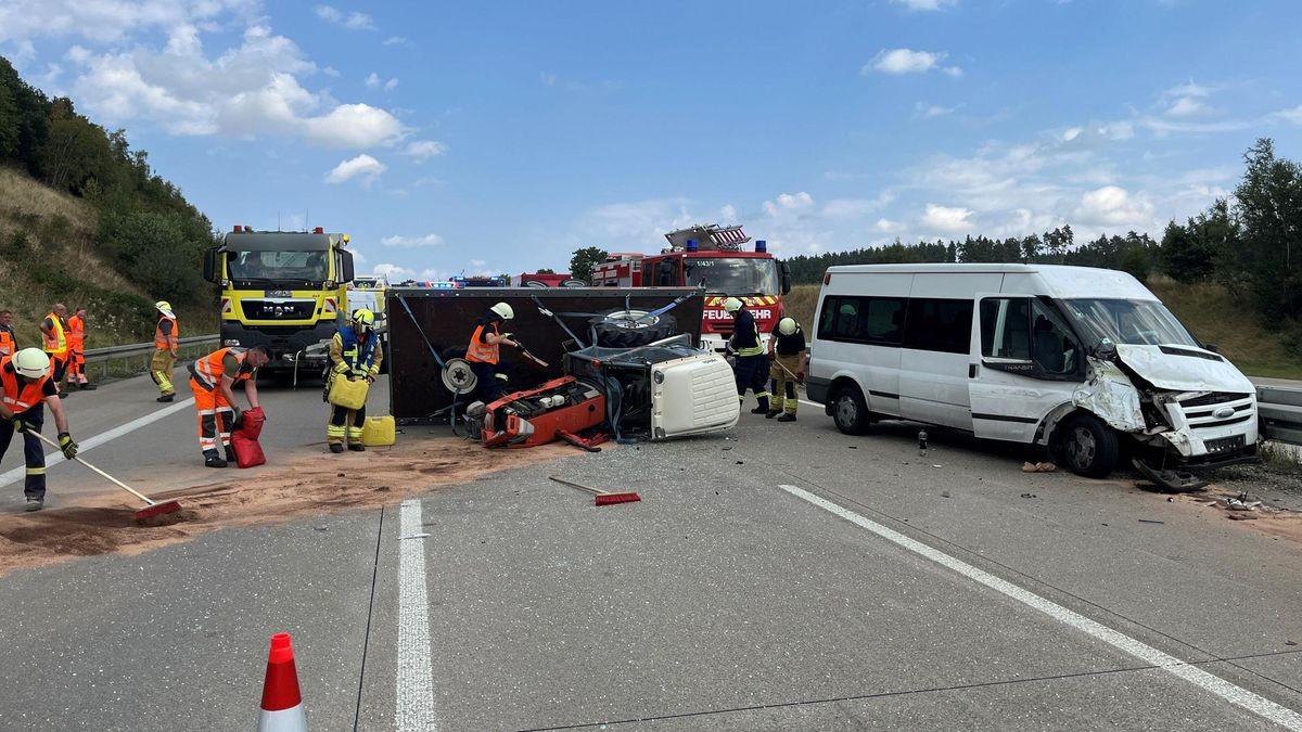 Transporter fährt auf A9 gegen Schilderwagen – Tödlicher Unfall an Stauende
