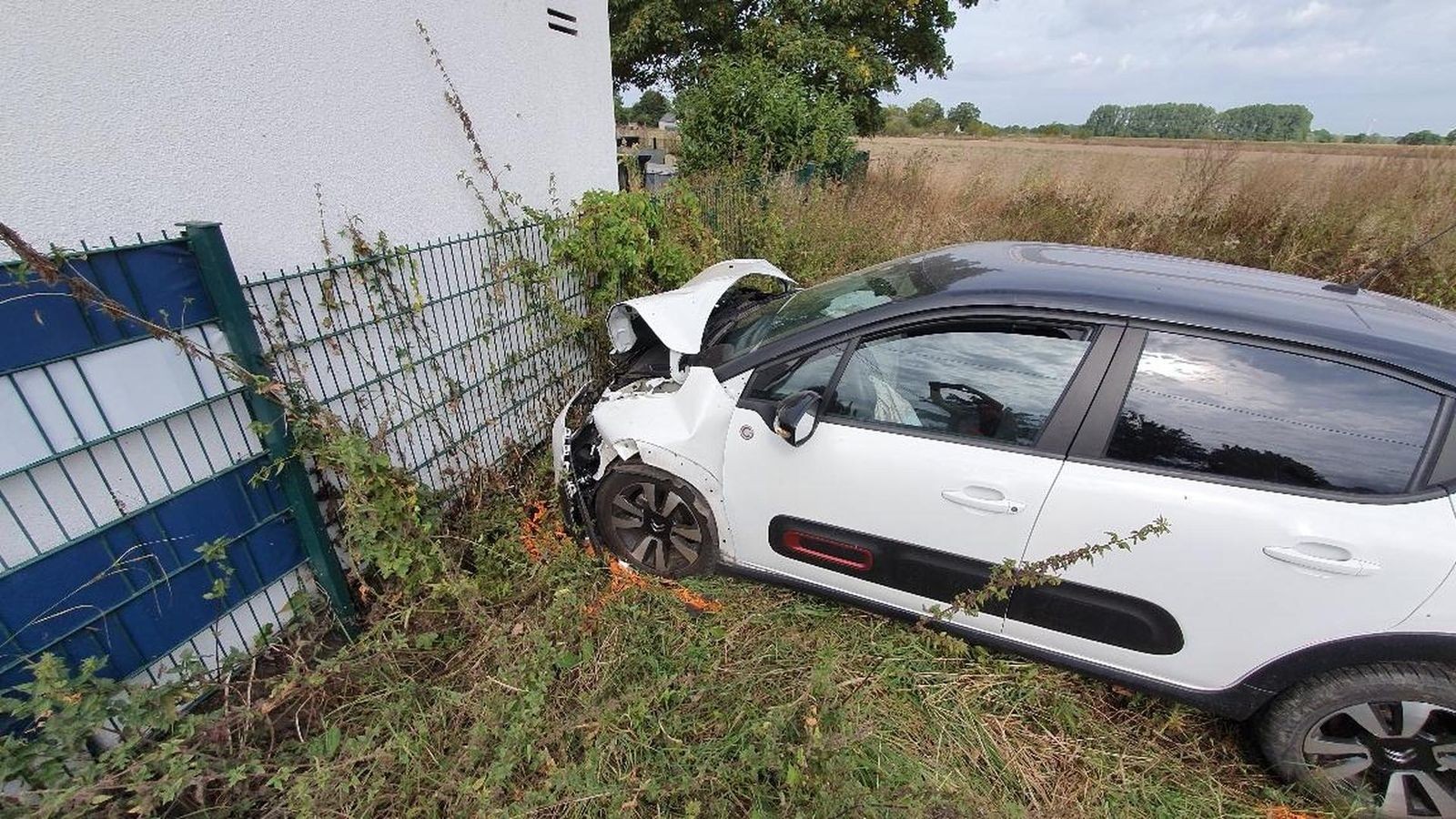 Gegen Garage gekracht: Mann nach Unfall in Rees schwer verletzt