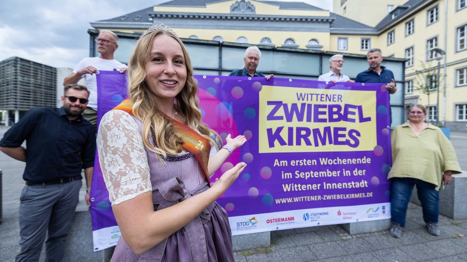 Zwiebelkirmes in Witten: Königin Lisa macht aus kuriosem Grund weiter
