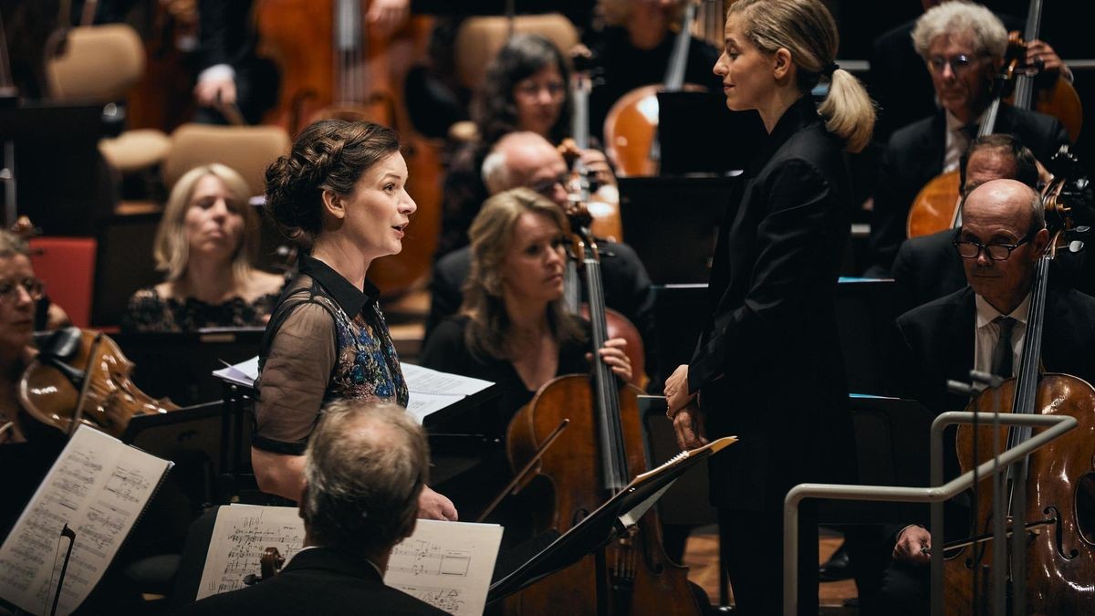 In der Philharmonie dirigiert Karina Cannelakis beim Musikfest