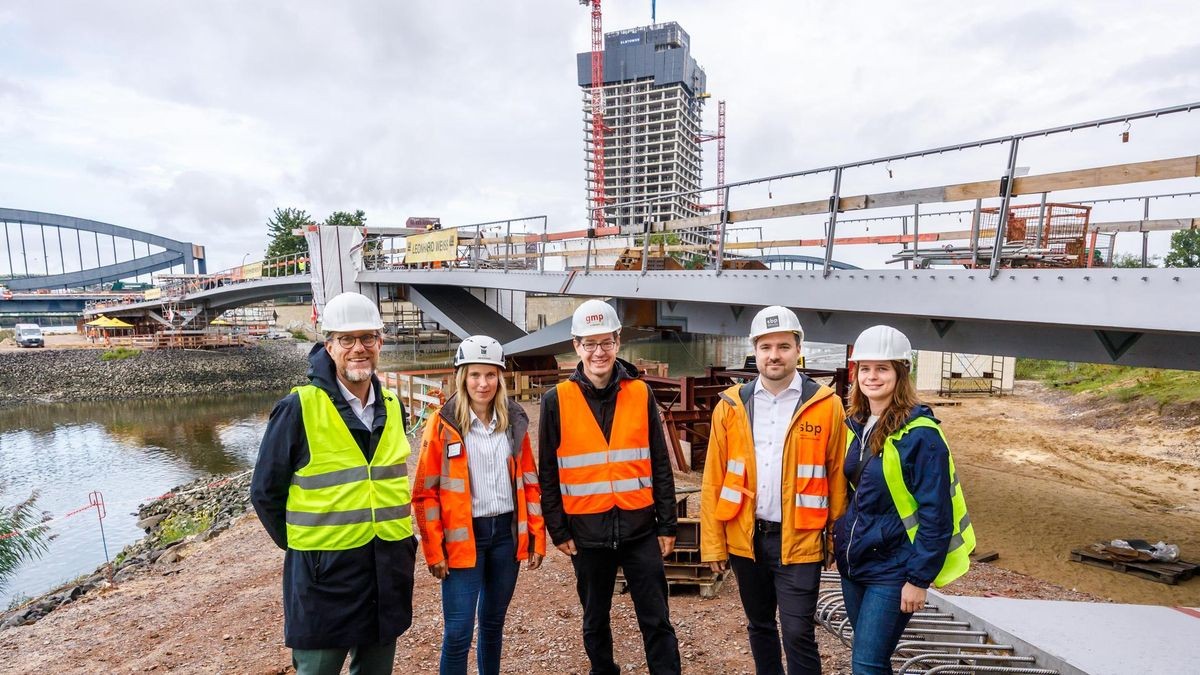 Neue Brücke bei Elbtower: Spektakuläre Konstruktion ist nun komplett