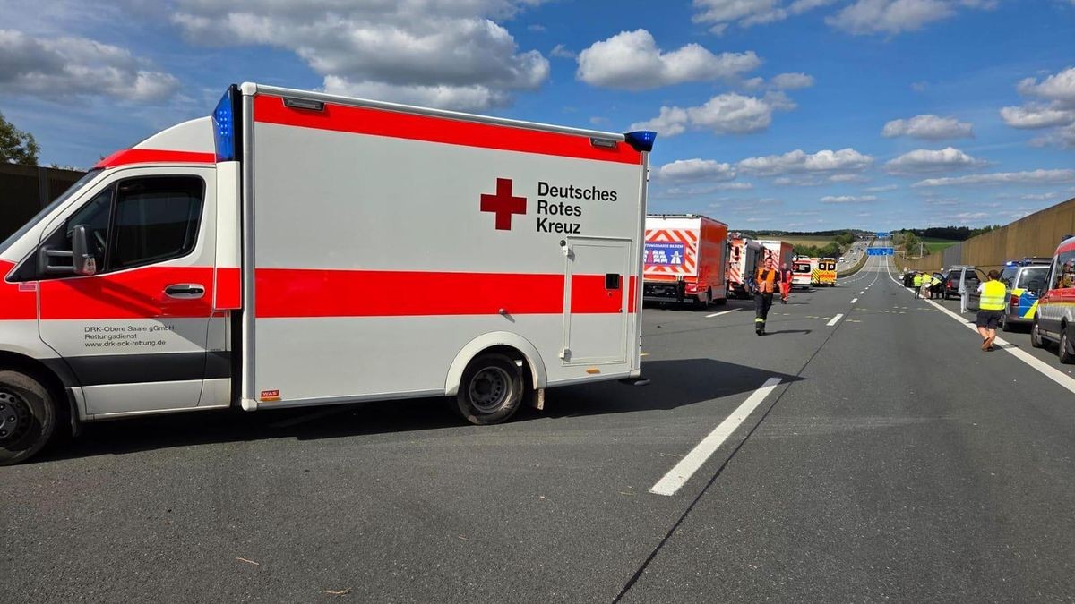 Unfall mit neun beteiligten Fahrzeugen auf A9 bei Schleiz – die Fotos