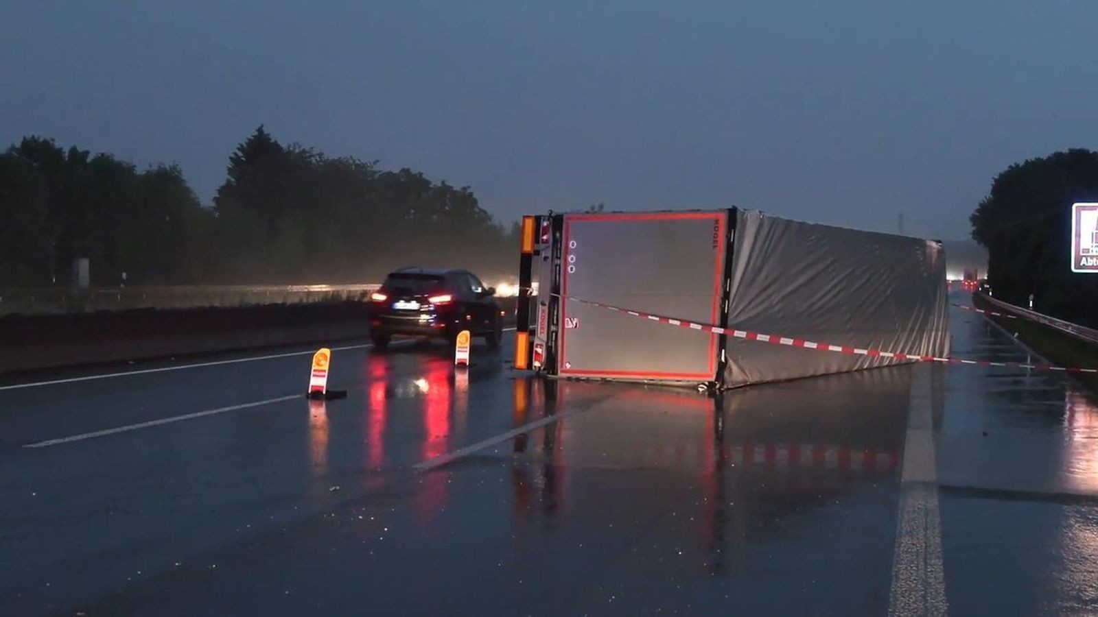 Aquaplaning auf der A4: Lkw-Unfall sorgt für Verkehrschaos
