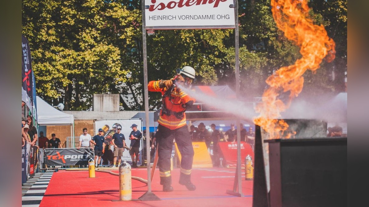 Heiße Feuerwehr-Action auf dem Geraer Flugplatz mit ernstem Hintergrund