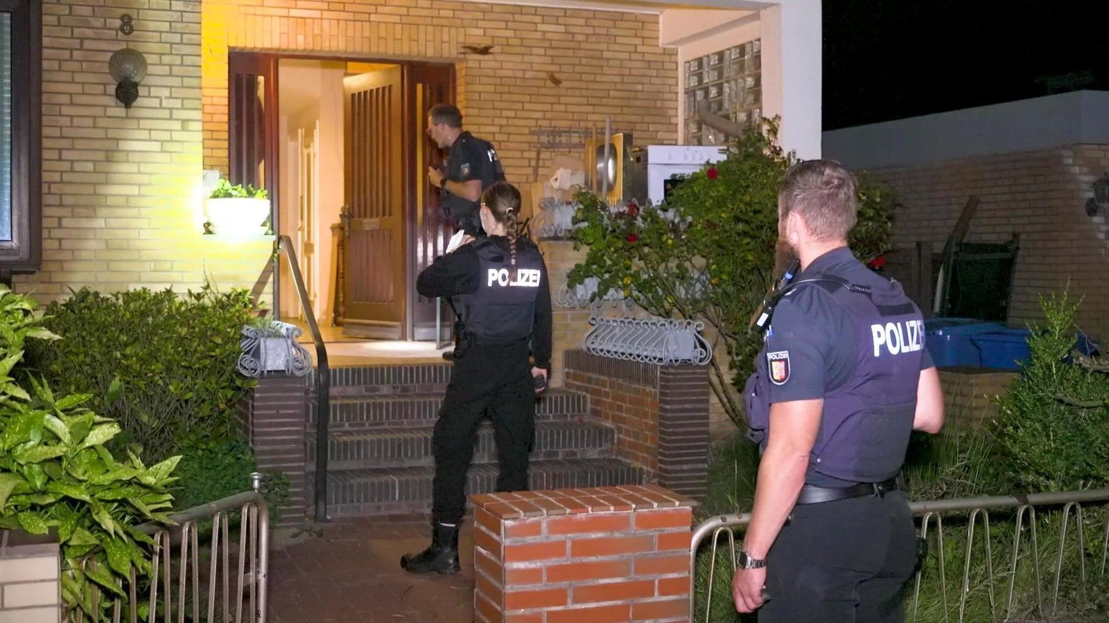 Blutiger Streit unter Nachbarn in Heide: Mann (30) bohrt Opfer Messer ins Gesicht