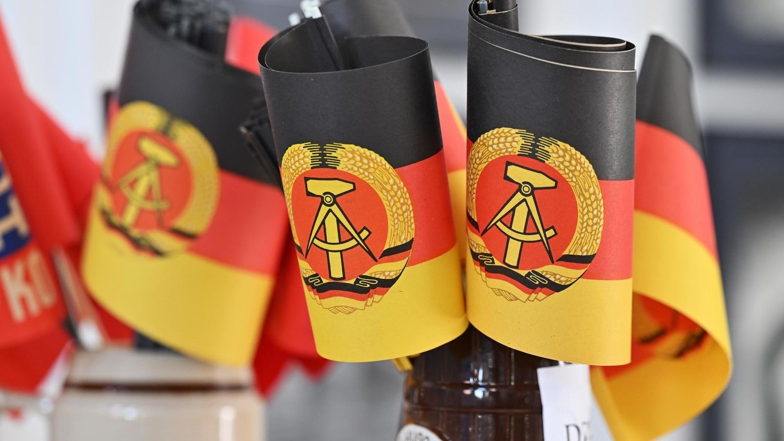 Thüringen-Quiz zur DDR: Wofür standen Hammer, Zirkel, Ährenkranz in der DDR-Flagge?