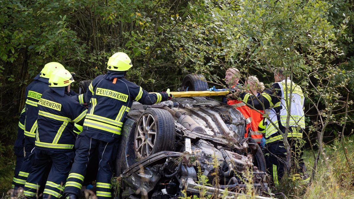 Dramatischer Unfall auf A73: Auto überschlägt sich auf regennasser Fahrbahn