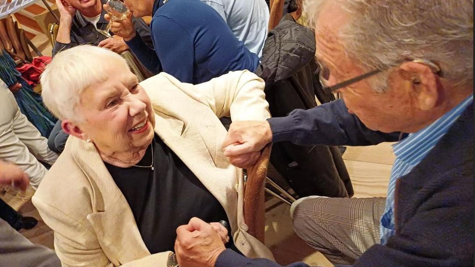 Applaus, Umarmungen, Auszeichnung: Ein Abend für Manuela Schwarz in Jena