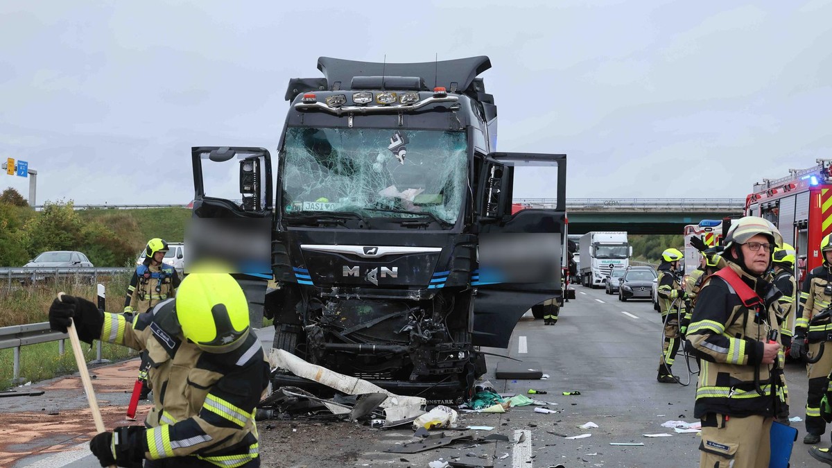 Rettungskräfte im Dauereinsatz: Nächster schwerer Lkw-Unfall auf A4 bei Gera - langer Stau und ...
