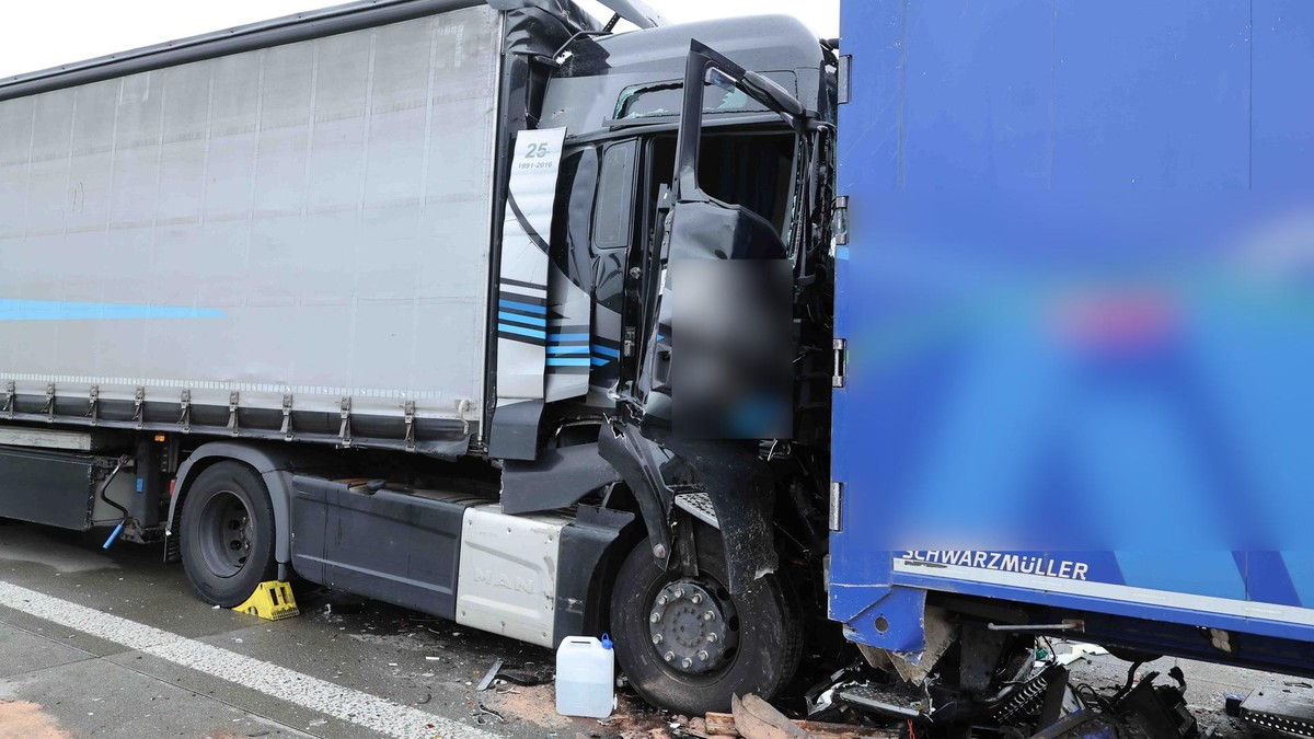 Rettungskräfte im Dauereinsatz: Nächster schwerer Lkw-Unfall auf A4 bei Gera - langer Stau und ...