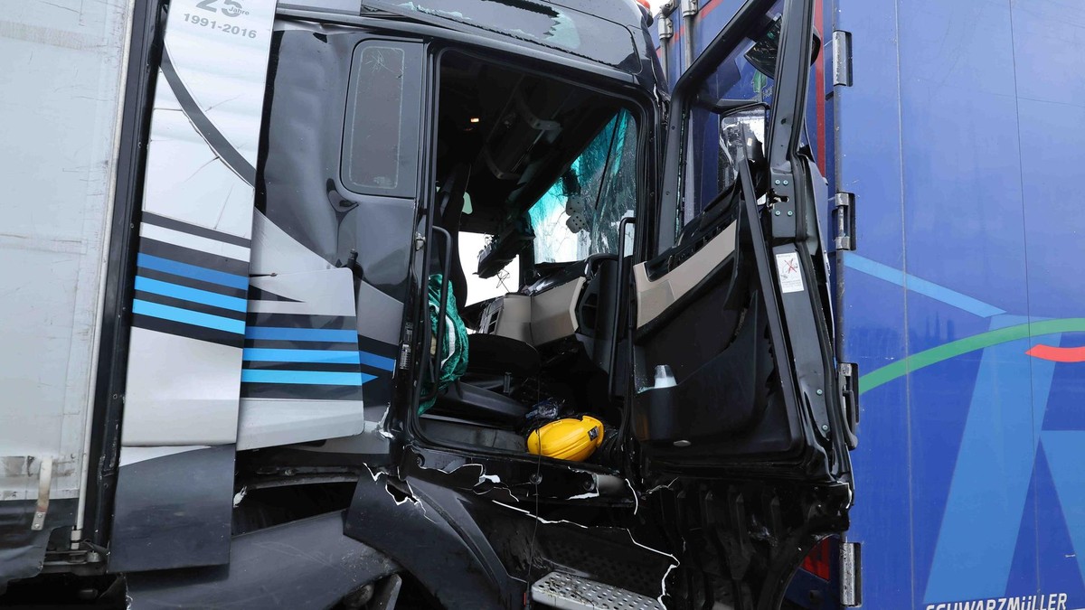 Rettungskräfte im Dauereinsatz: Nächster schwerer Lkw-Unfall auf A4 bei Gera - langer Stau und ...