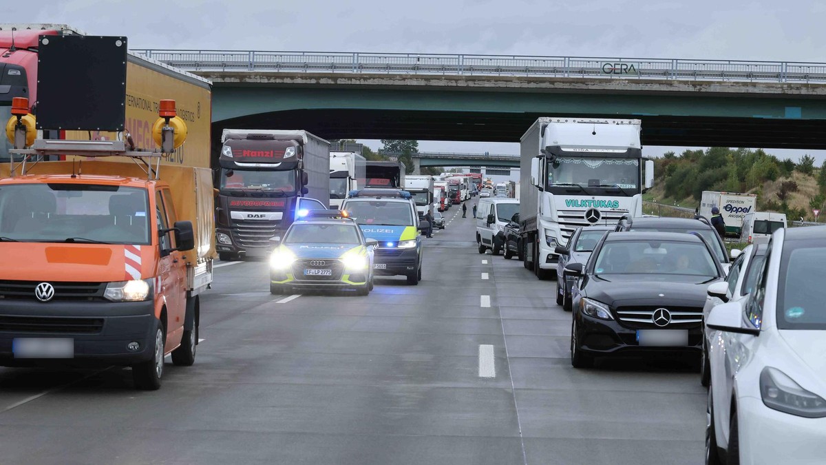 Rettungskräfte im Dauereinsatz: Nächster schwerer Lkw-Unfall auf A4 bei Gera - langer Stau und ...