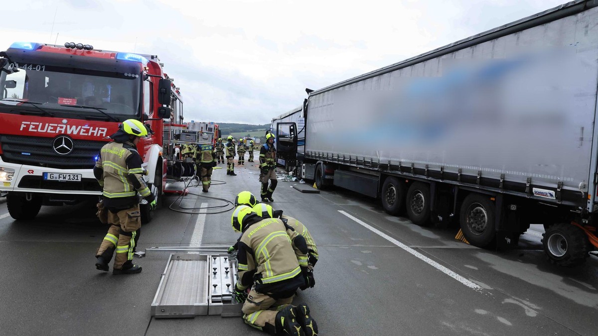 Rettungskräfte im Dauereinsatz: Nächster schwerer Lkw-Unfall auf A4 bei Gera - langer Stau und ...