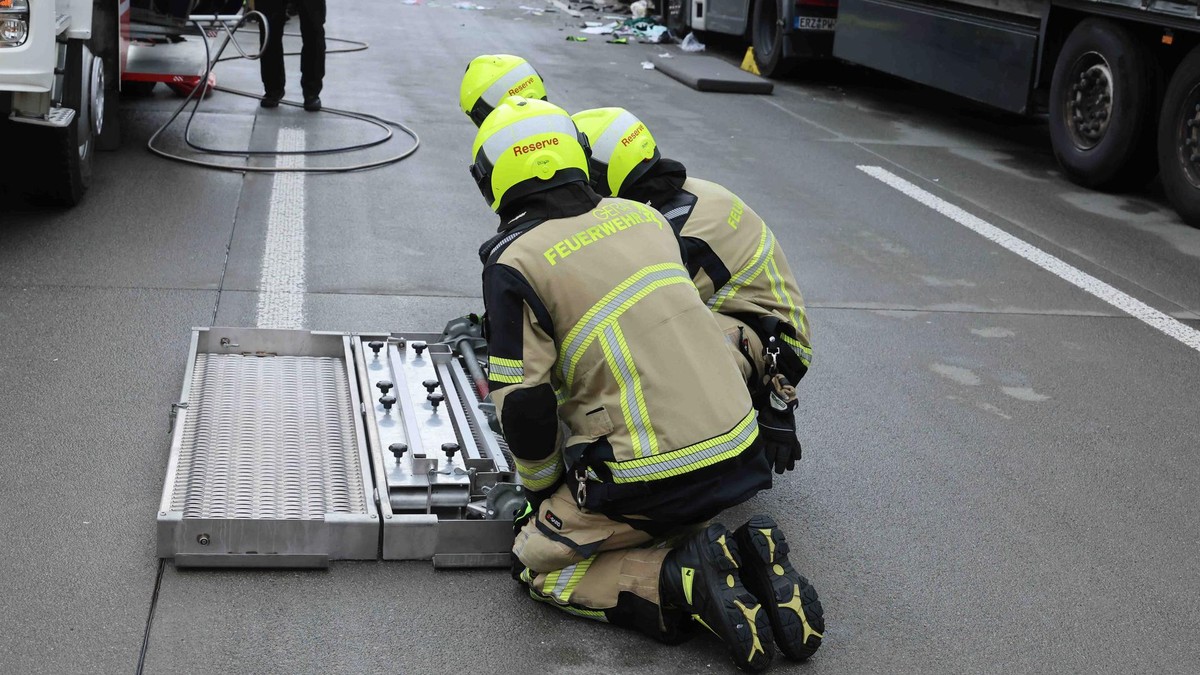 Rettungskräfte im Dauereinsatz: Nächster schwerer Lkw-Unfall auf A4 bei Gera - langer Stau und ...