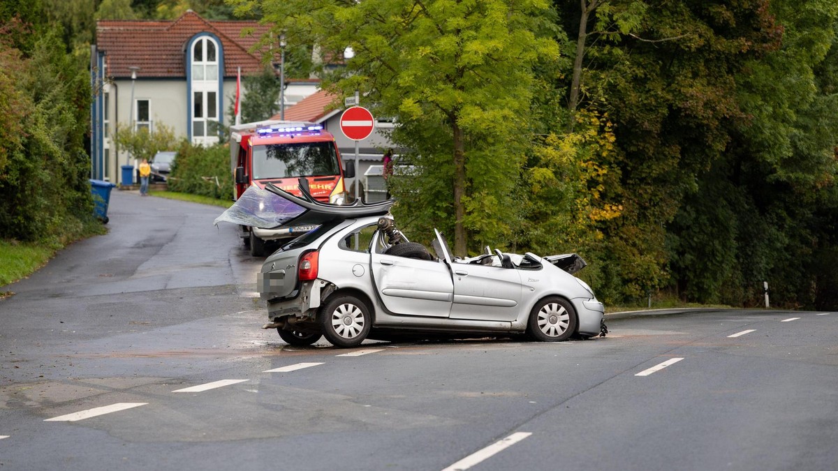 Autofahrer prallt mit Kleinbus zusammen: Fünf Schwerverletzte bei Unfall