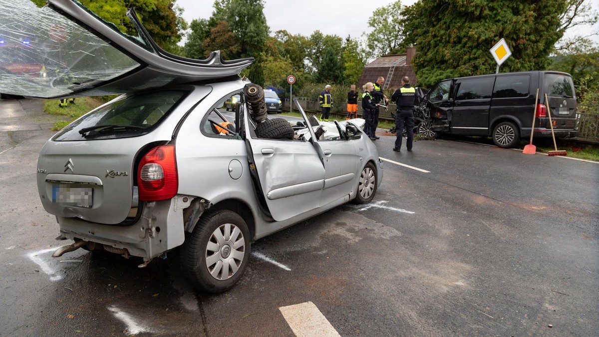 Autofahrer prallt mit Kleinbus zusammen: Fünf Schwerverletzte bei Unfall