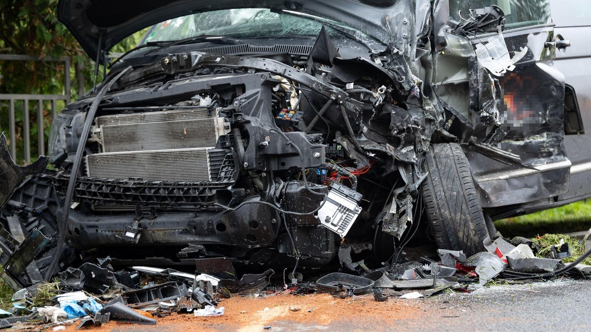 Autofahrer prallt mit Kleinbus zusammen: Fünf Schwerverletzte bei Unfall