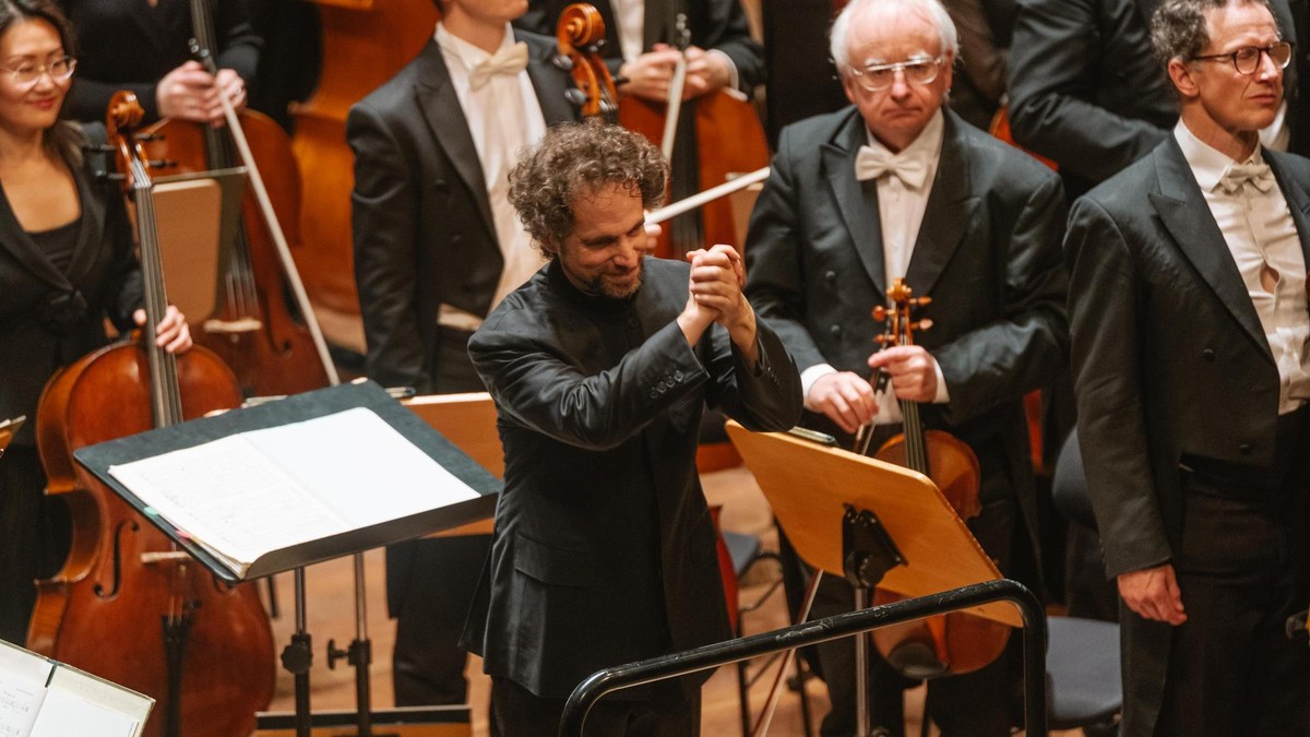Laeiszhalle Hamburg: Dieser Dirigent kriegt vom Orchester, was er will
