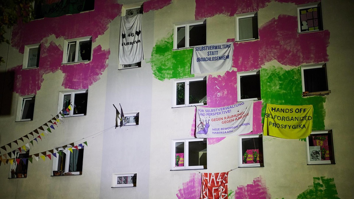 Berlin: Räumung an der Habersaathstraße – Bewohner werfen Feuerwerk