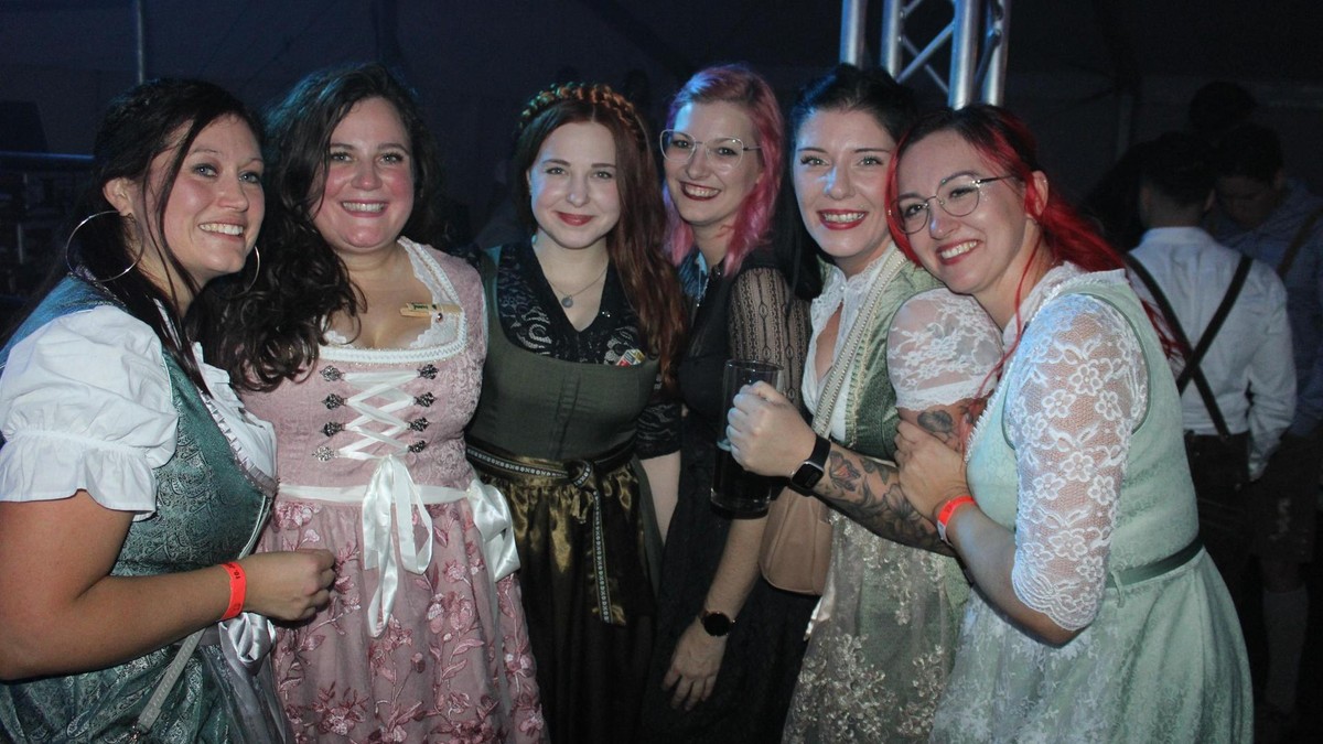 Zehn Jahre Jembker Wiesn: 3500 Gäste feiern in Dirndl und Lederhose mit