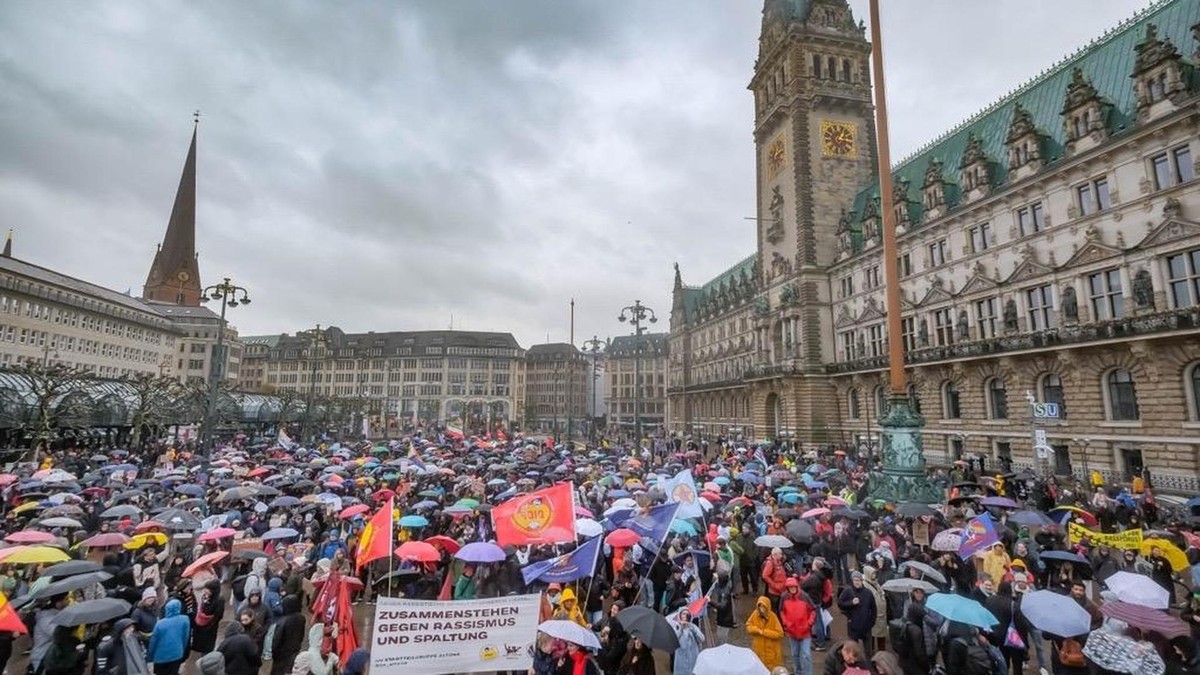 Tausende bei „Stadtbild“-Demo in Hamburg: „Merz, du Hund, unsere Stadt ...