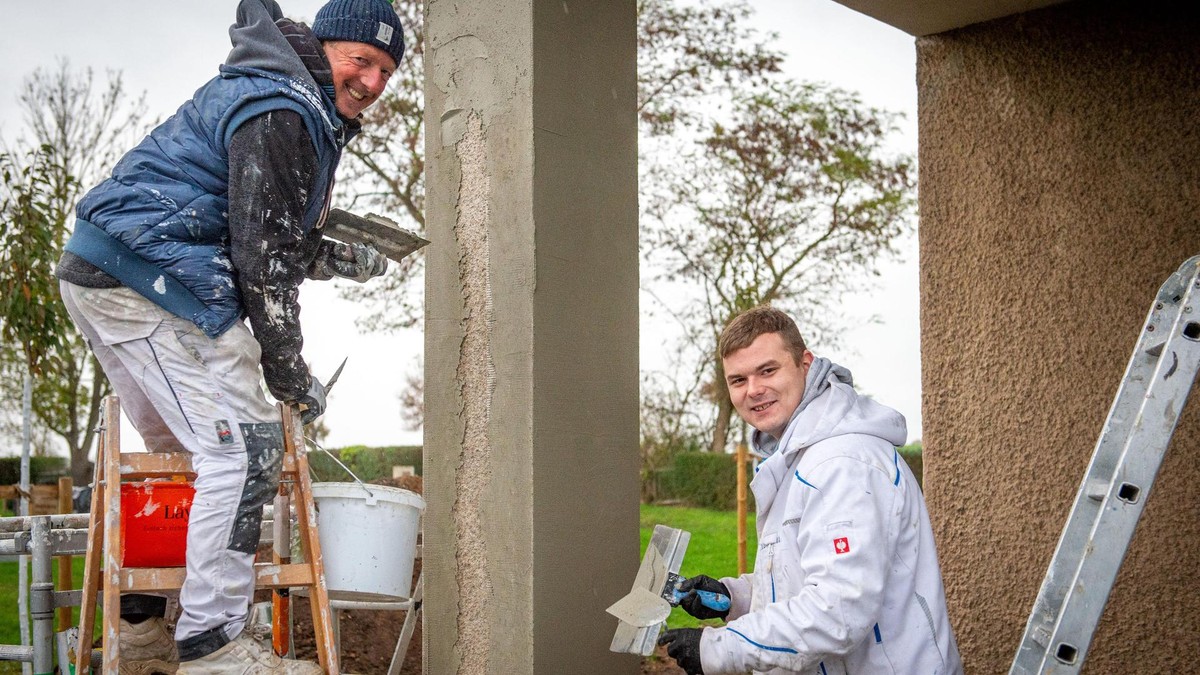 Trauergäste im Dreck: Schlamm, Schlaglöcher, Hoffnung – jetzt rührt ...