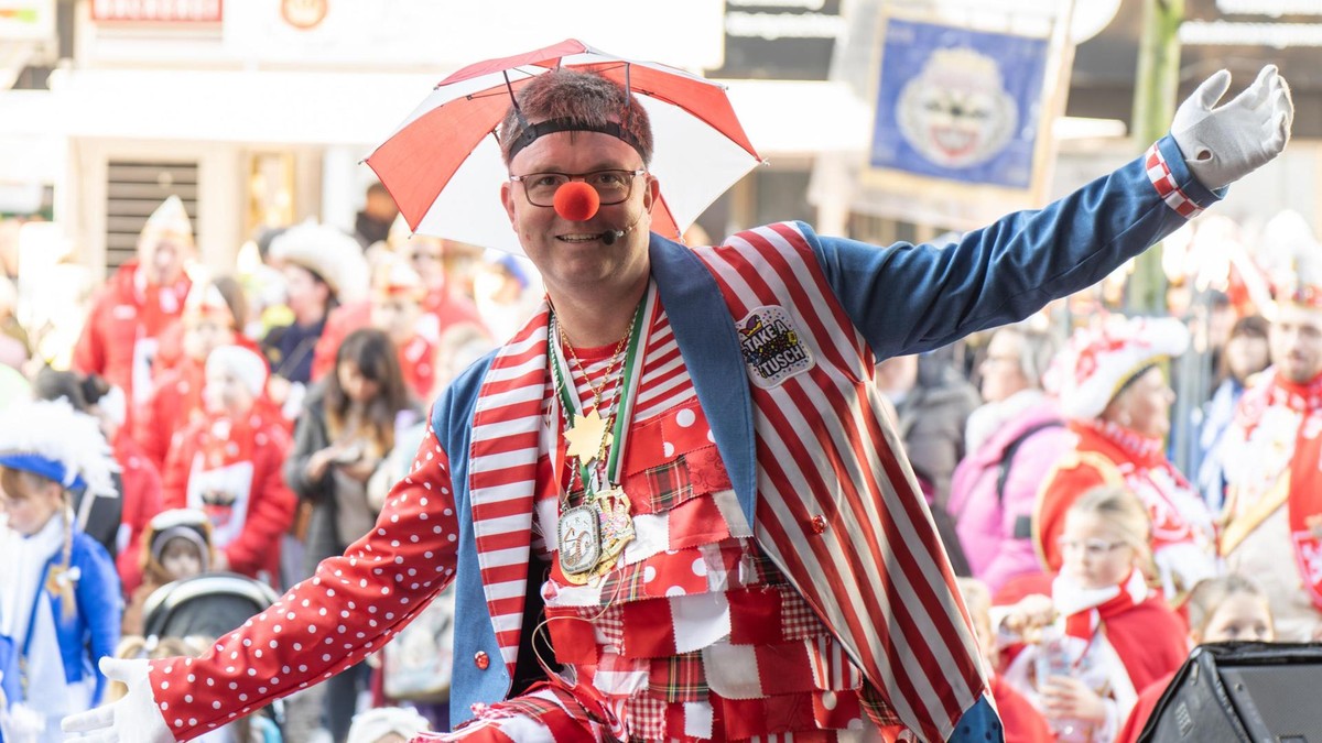 Hoppeditz erwacht: Lautstarke Narren feiern vor Hamborner Rathaus