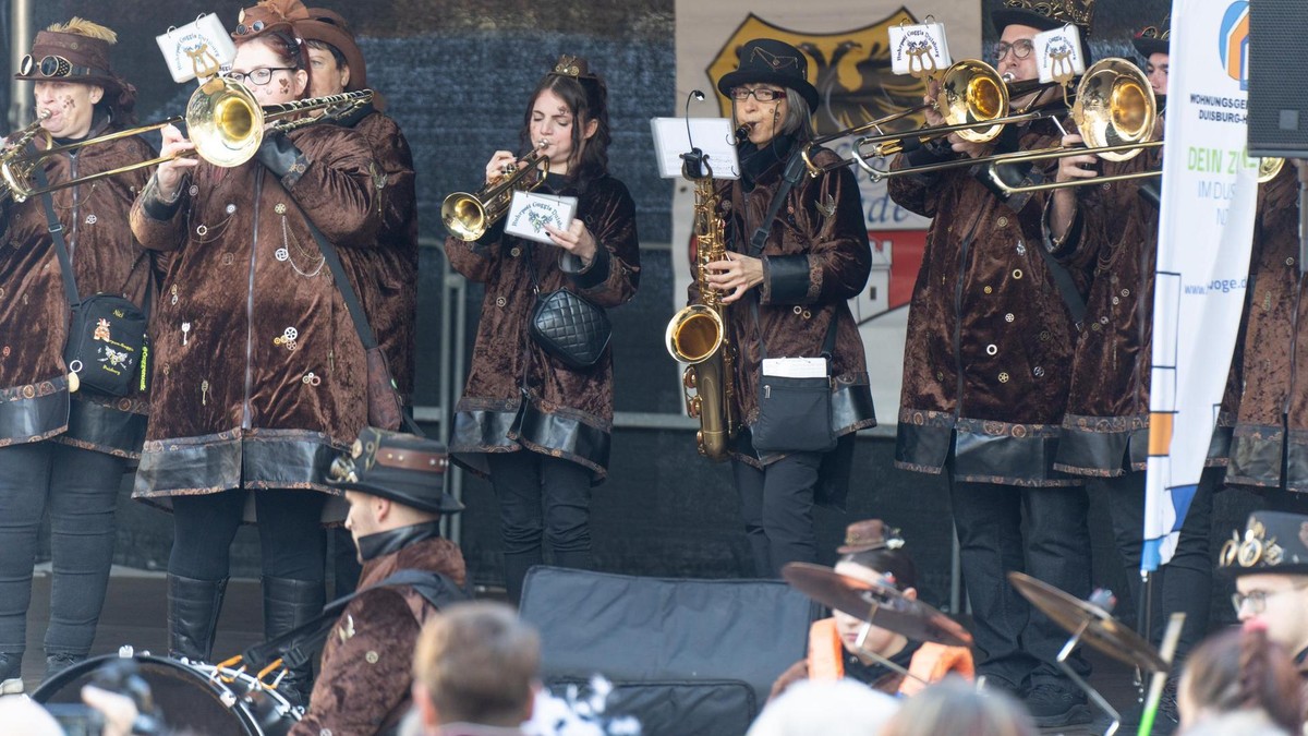 Hoppeditz erwacht: Lautstarke Narren feiern vor Hamborner Rathaus