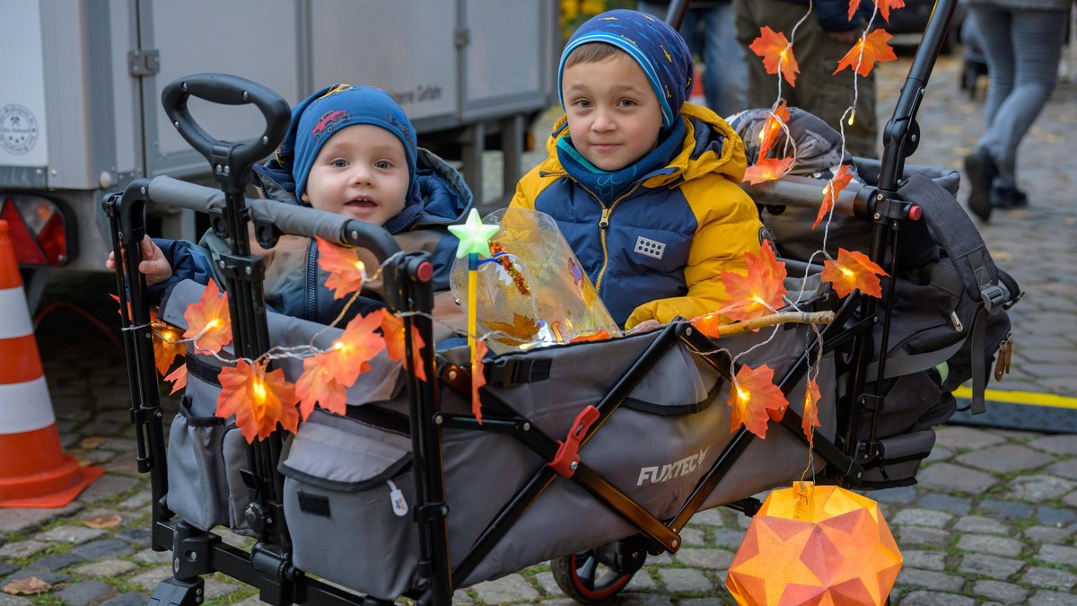St. Martin mit dem Herner Förderturm: Viele Bilder vom Umzug am Schloß ...