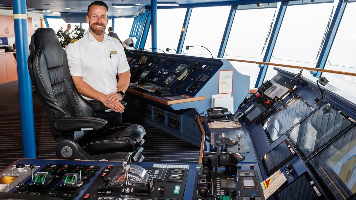 „AIDAdiva“ auf Weltreise ab Hamburg: So tickt Kapitän Michael Schmid (37)