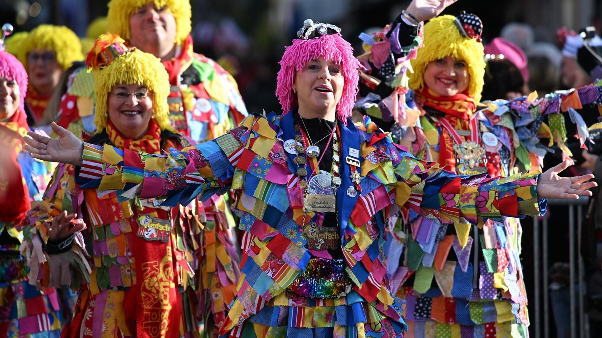 Die Jecken sind los! Karneval startet bei Sonne und mit viel Polizei