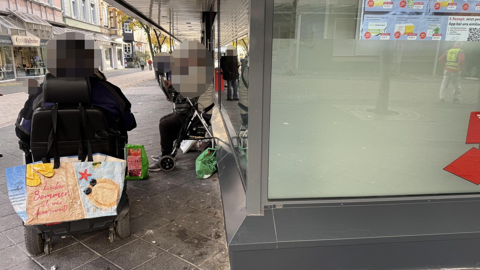 „Wir sind keine Penner“: Warum Peter und Bernd täglich vor Kaufland stehen