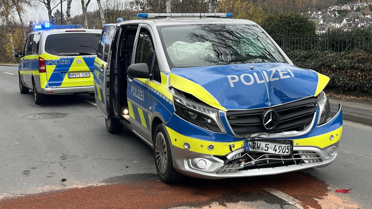 Streifenwagen verursacht Unfall mit Blaulicht und Martinshorn
