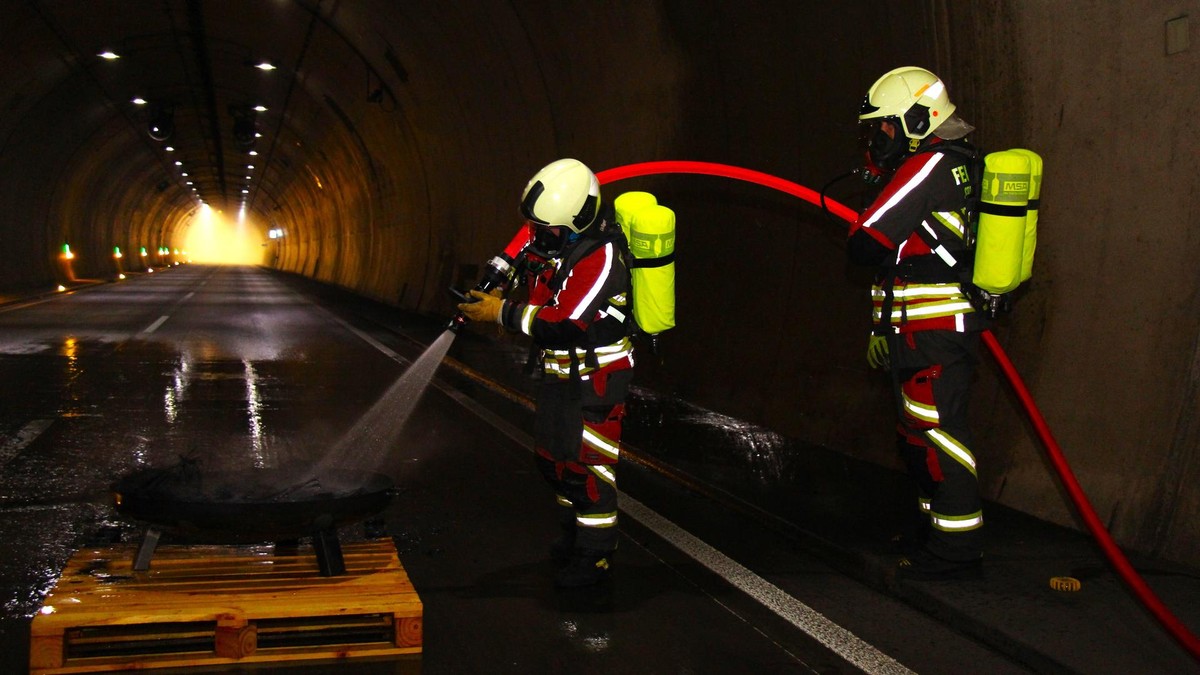Feuer und dichter Rauch im Autobahntunnel im Kyffhäuserkreis (mit Video)