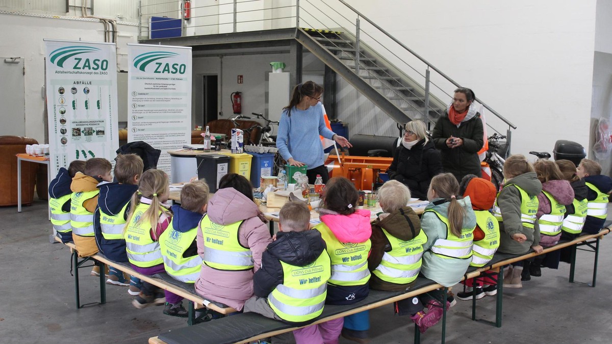 Vorlesetag mal anders: Warum auf der Müllhalde in Buch geblättert wird