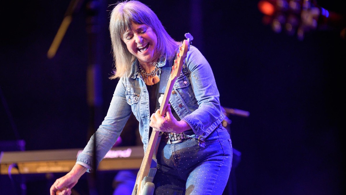 Feuerwerk mit 70er-Star: Suzi Quatro rockt in Bochum – nur ihre Band ...