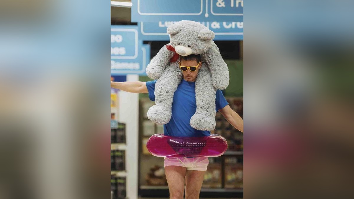 „Der Hochstapler“ im Kino: Ausbrecher versteckt sich im Spielzeugladen