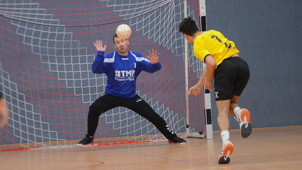 Alter? Egal! Schnellmannshausen Torhüter Thomas Wehner feiert Spiel ...