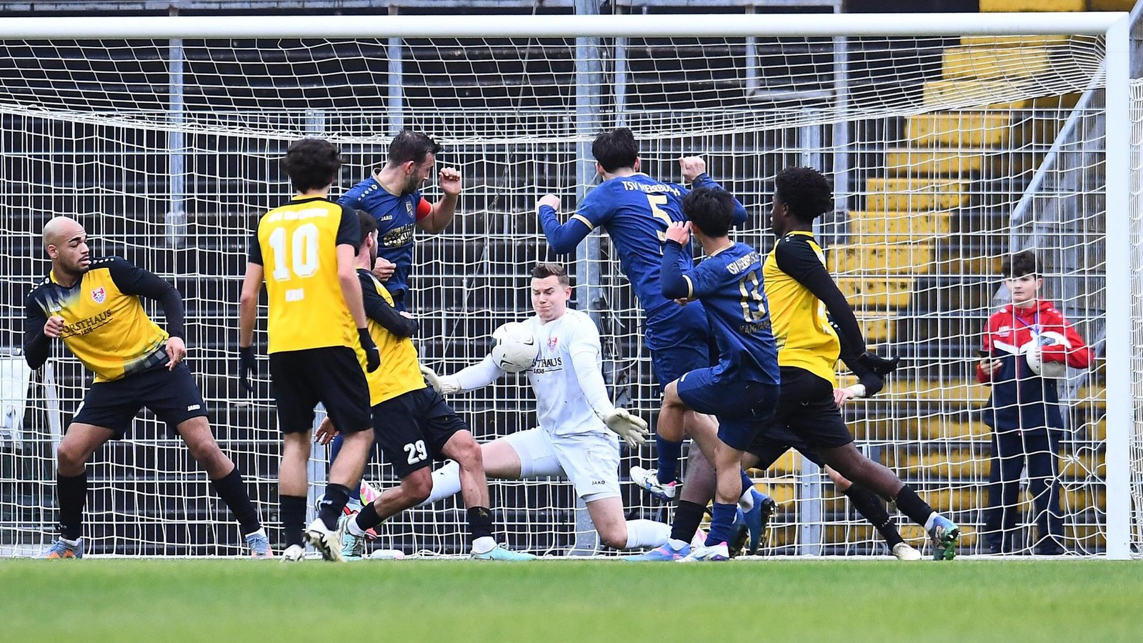 Starker Rückhalt: Reeser Jonas Holzum ist beim KFC Uerdingen die Nummer ...