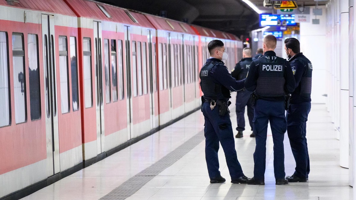 S-Bahn Hamburg: Gesuchter Mann bedroht Passant (21) mit dem Tode ...