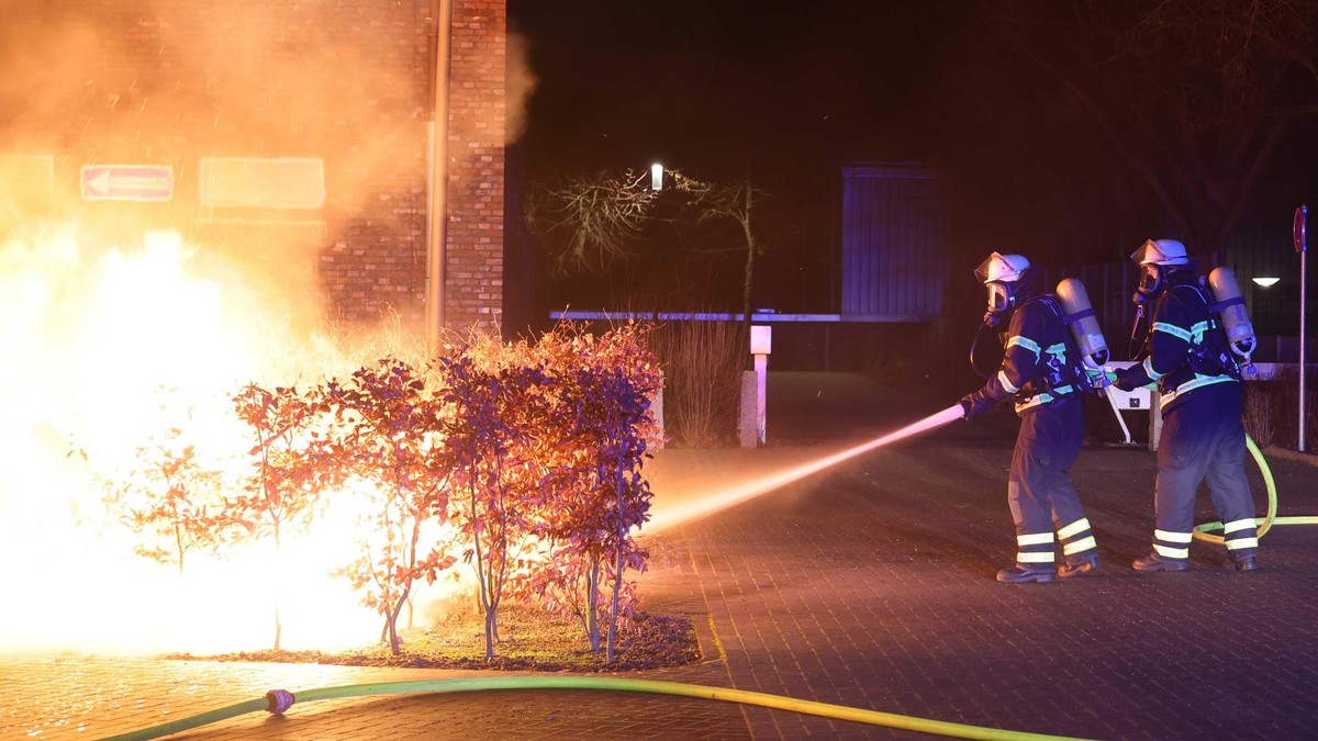 Feuerwehr Hamburg löscht brennende Mülltonnen an Gymnasium in Heimfeld
