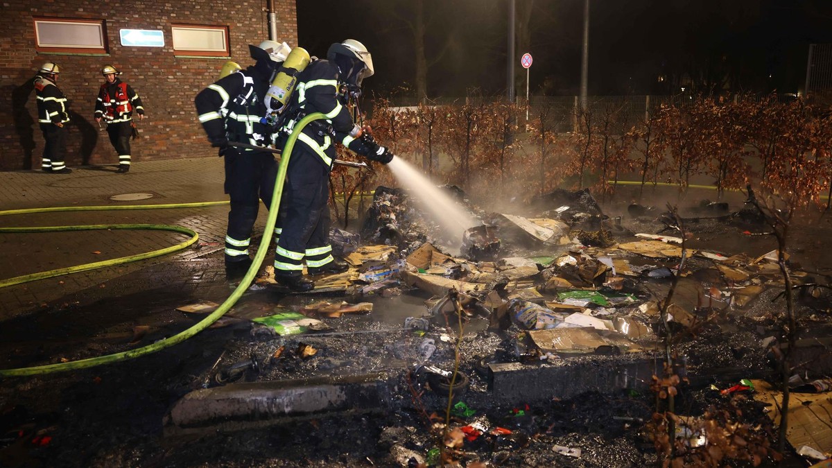 Feuerwehr Hamburg löscht brennende Mülltonnen an Gymnasium in Heimfeld