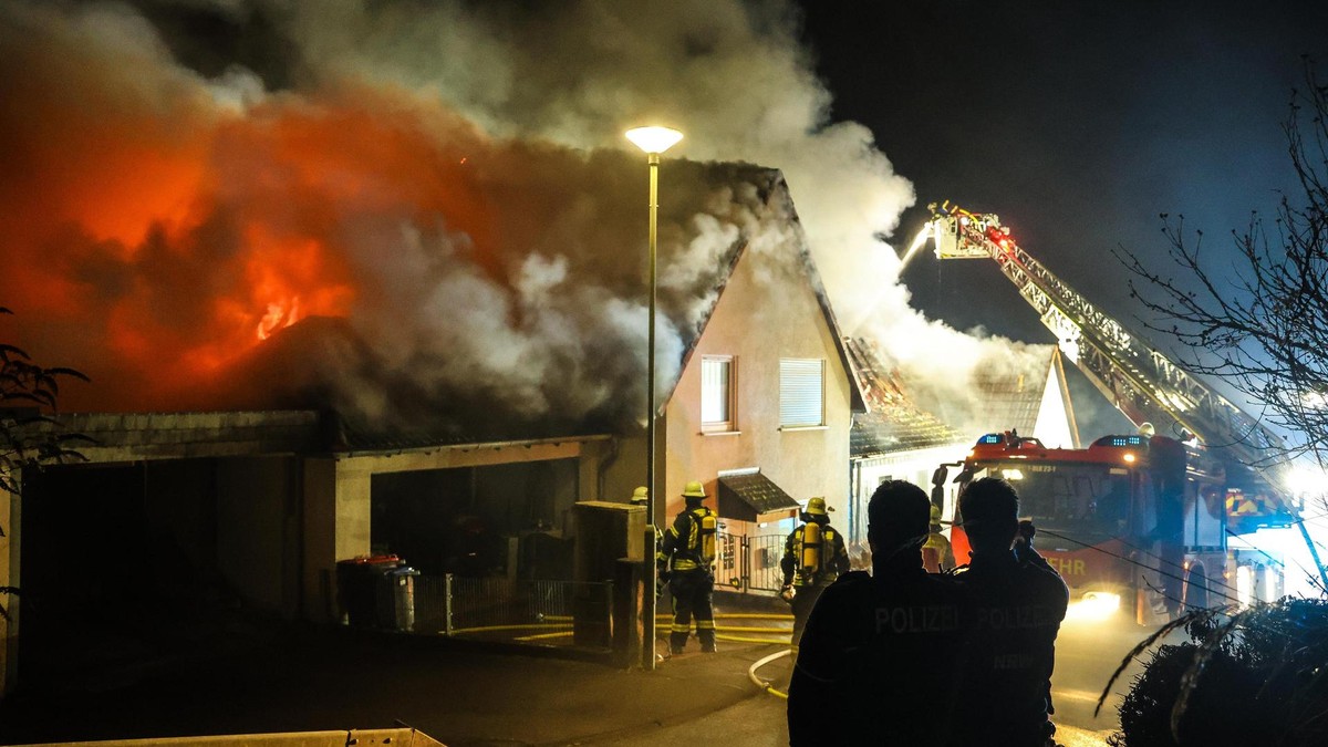 Rakete setzt Auto in Brand – zahlt jetzt die Versicherung?