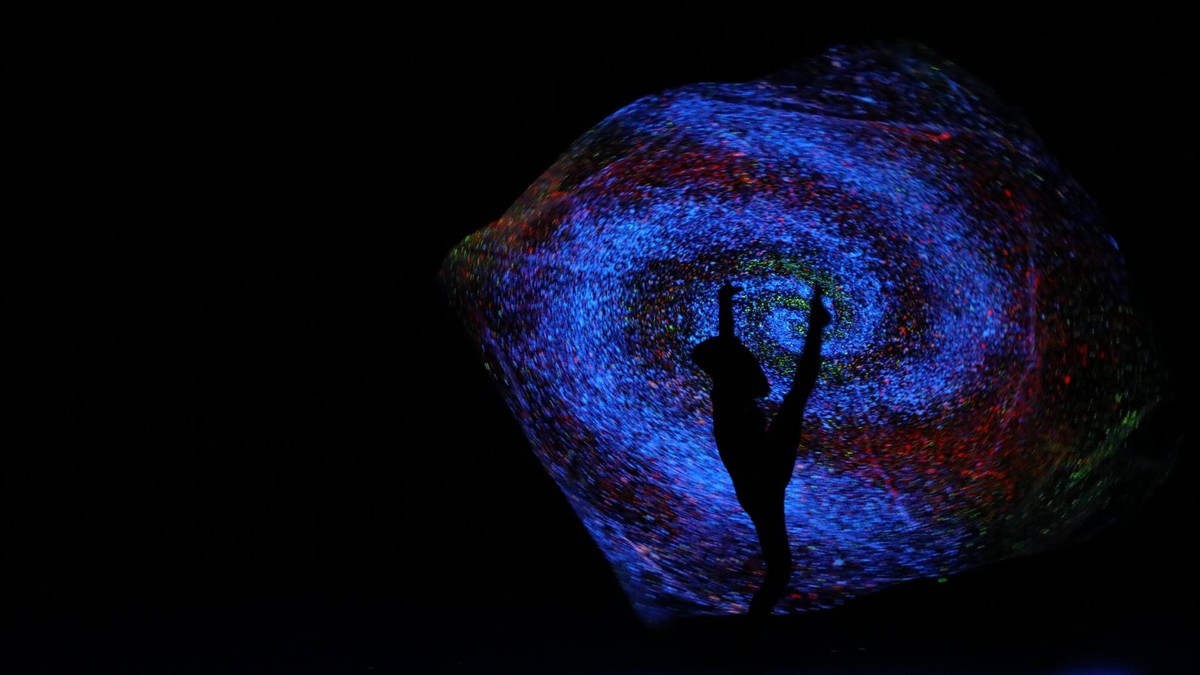 Galaktisches Silvester: Mit Lichtshow feierte Wolfsburger Theater ins ...