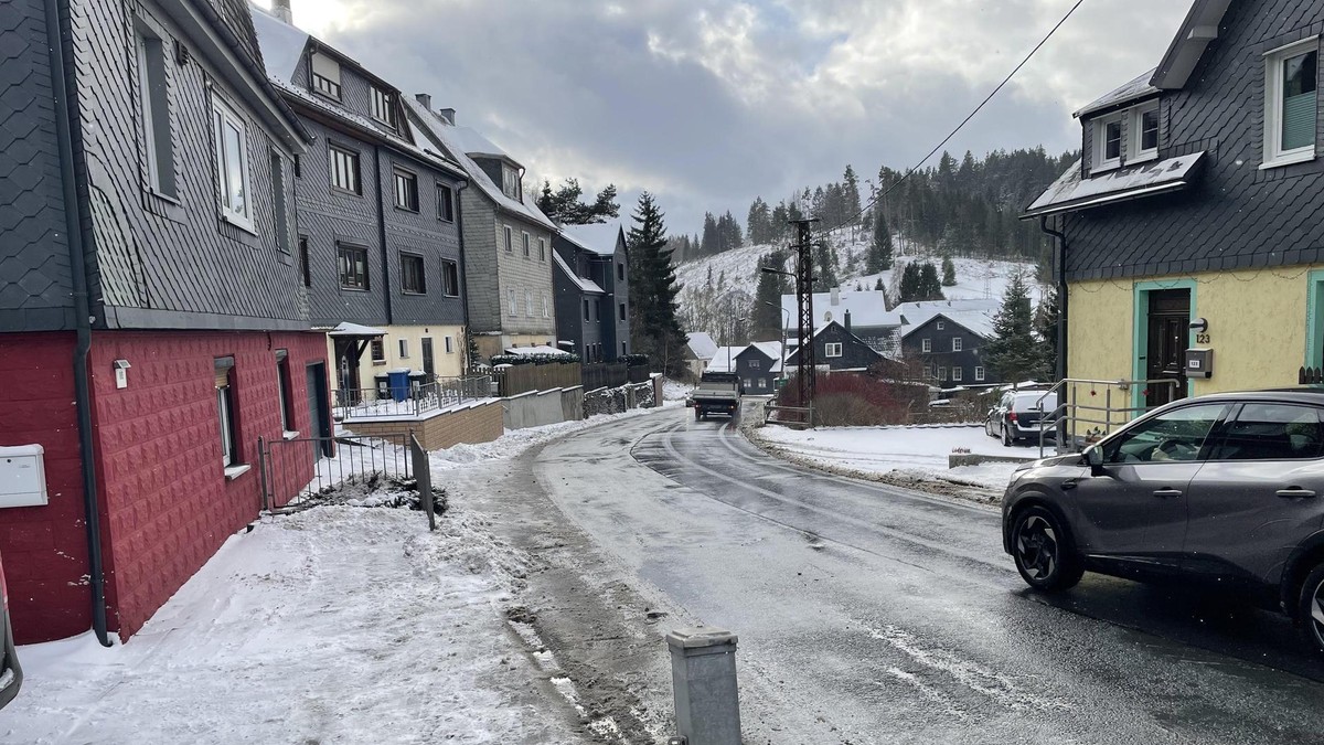 Unter Vollsperrung: B 281 bei Saalfeld wird wieder zur Baustelle